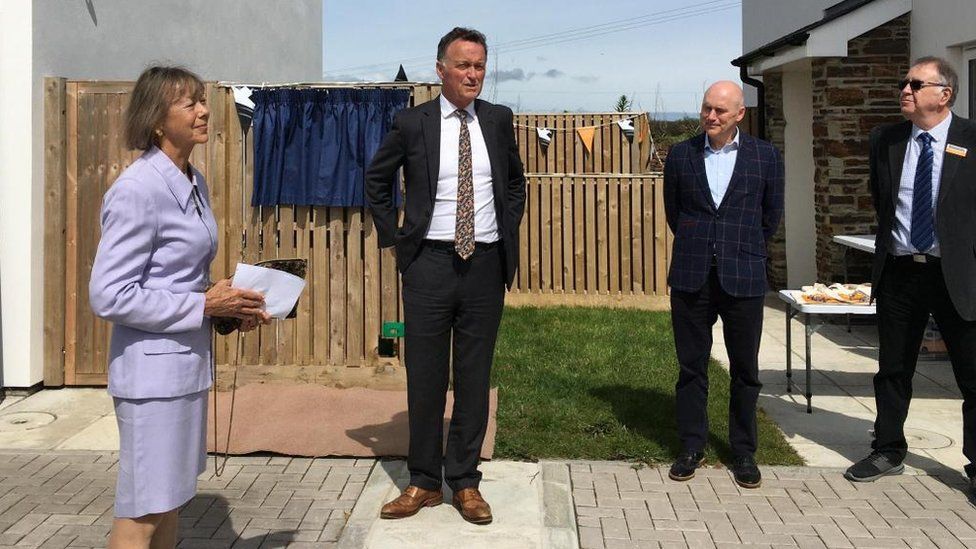Cornwall housing: Jenny Agutter welcomes new homes - BBC News
