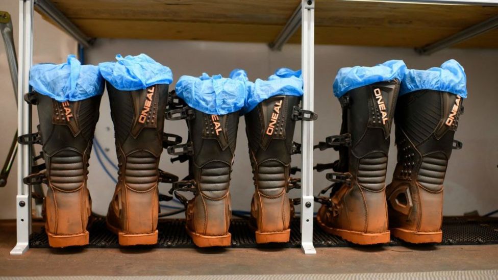 Mars: Scientists start a year of living in simulation pod - BBC Newsround