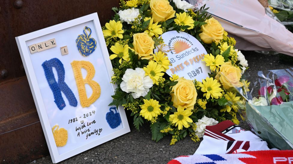 Rob Burrow: Rugby unites to remember Leeds star who died of MND - BBC Sport