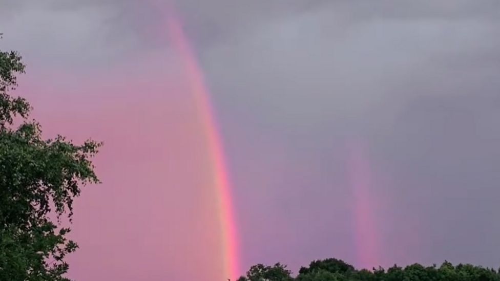 Retford: 'Beautiful' red rainbow brightens up stormy skies - BBC News
