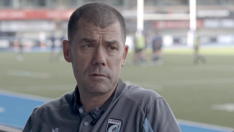 Oes rhaid gadael Cymru i ddilyn breuddwyd o yrfa rygbi? - BBC Cymru Fyw