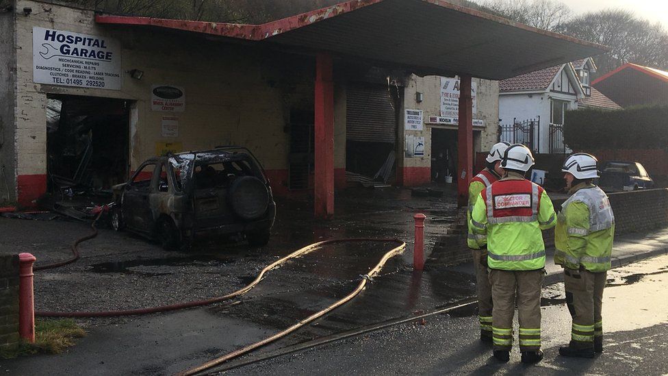 Gwagio cartrefi wedi tân mewn garej yn Abertyleri - BBC Cymru Fyw