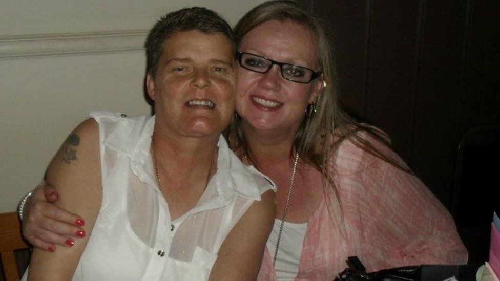 Withington Hospital crash deaths: Couple's families pay tribute - BBC News