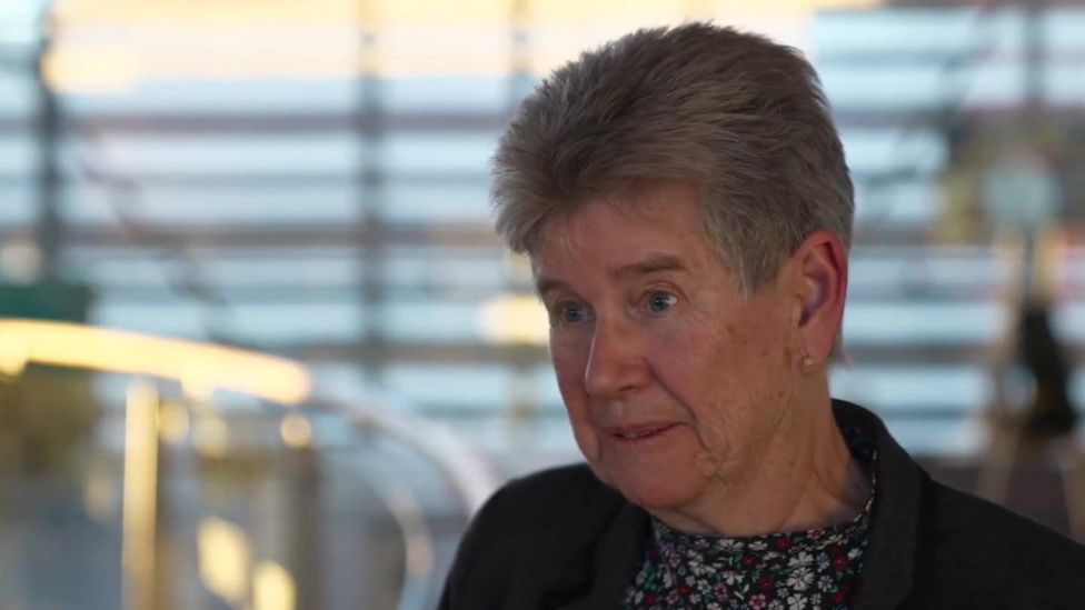 Strategaeth tlodi plant Llywodraeth Cymru yn 'siomedig iawn' - BBC Cymru Fyw