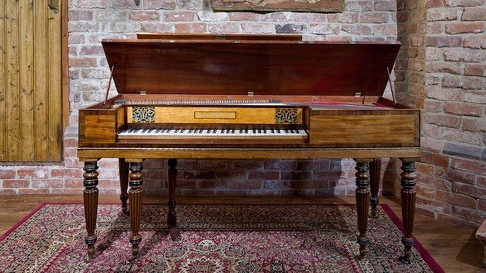 Somerset Pianist records album on historic square piano - BBC News