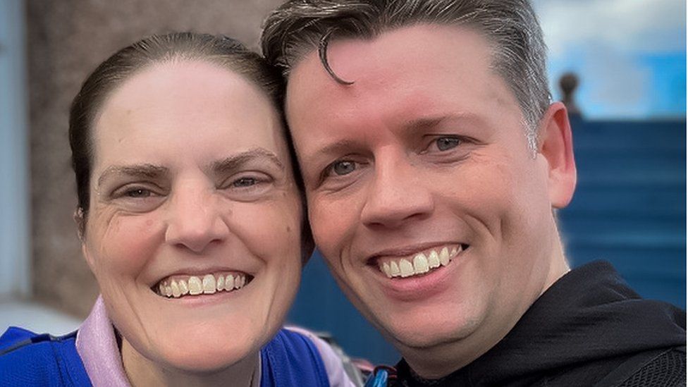 Cymraes yn honni 'gwahaniaethu' gan Farathon Efrog Newydd - BBC Cymru Fyw