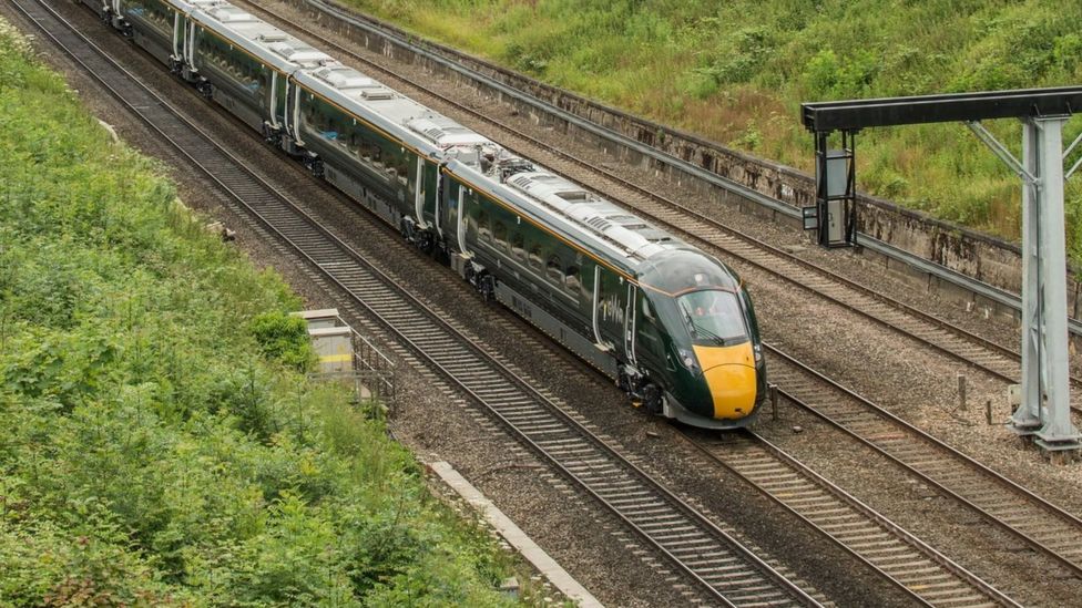 Great Western Railway electrified line goes live - BBC News