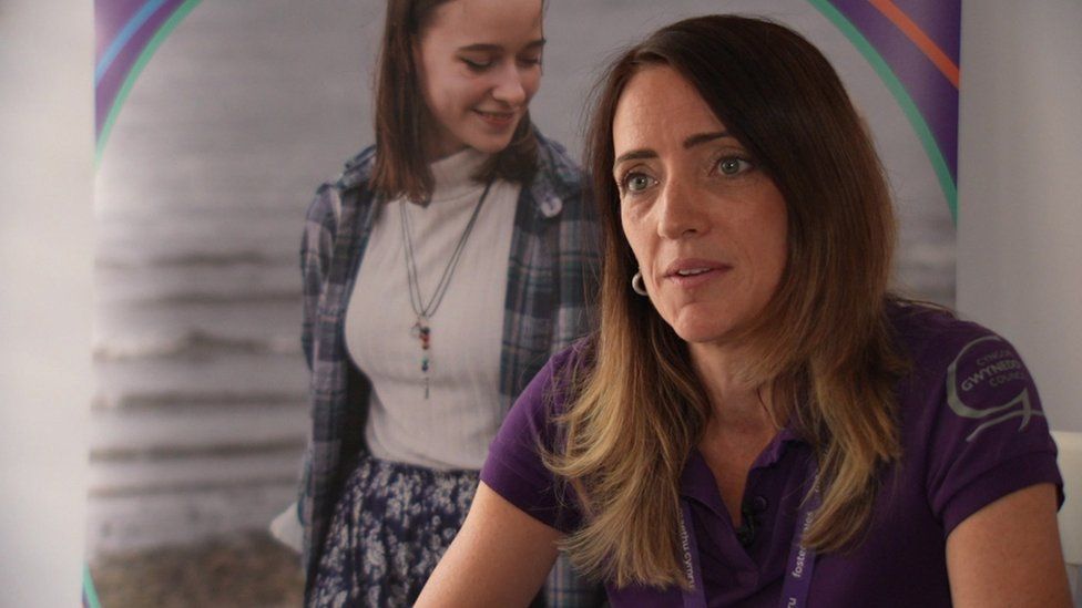 Yr her o recriwtio a dal gafael ar ofalwyr maeth - BBC Cymru Fyw