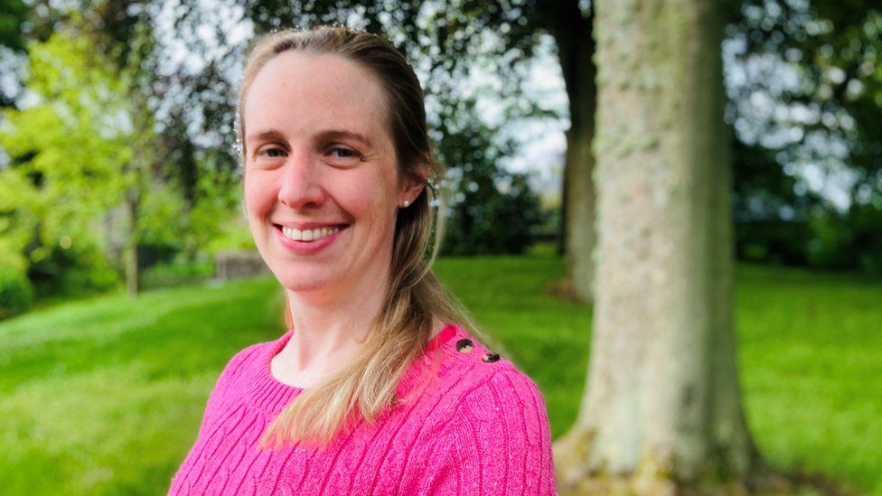 Olympic swimmer Hannah Miley 'in awe' of premature daughter - BBC News