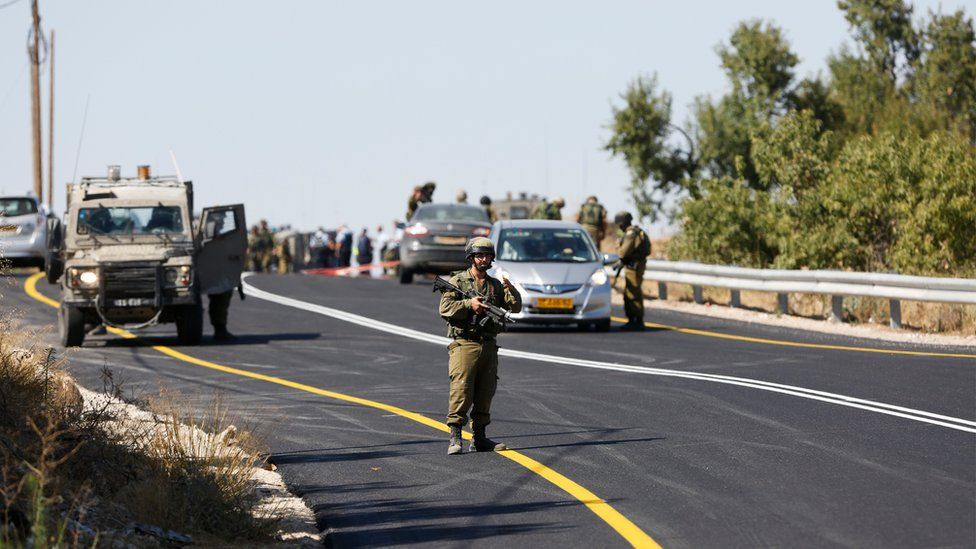 Israel seals off Hebron after surge of attacks - BBC News