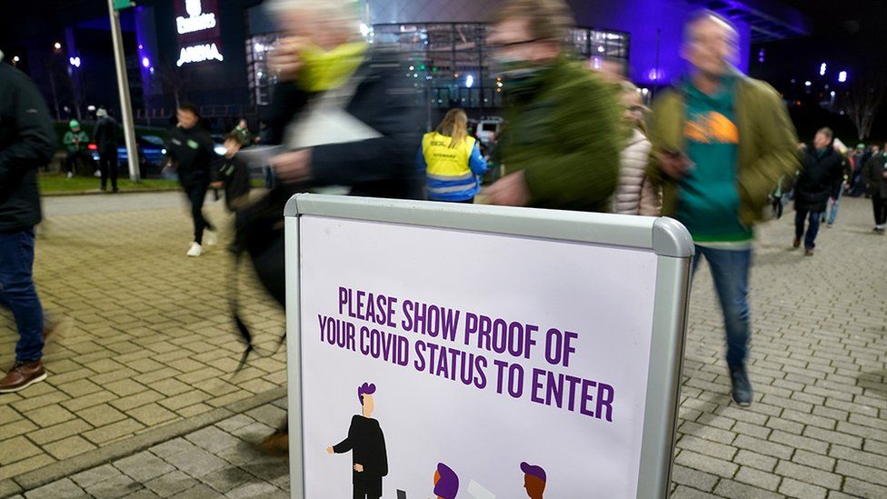 Covid in Scotland: Crowd restrictions lifted for outdoor events - BBC News