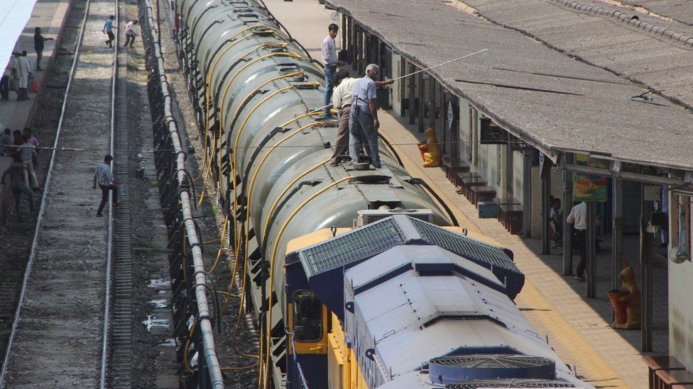 India 'water train' brings relief to drought affected state - BBC News