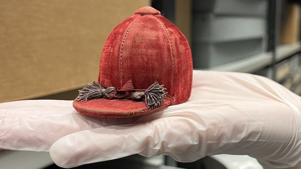 'Wonderful' Leeds tiny hats collection to be conserved - museum - BBC News