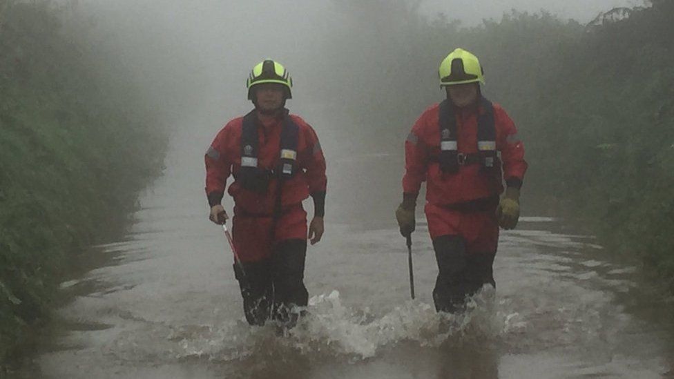 Cornwall floods leave motorists trapped in vehicles - BBC News