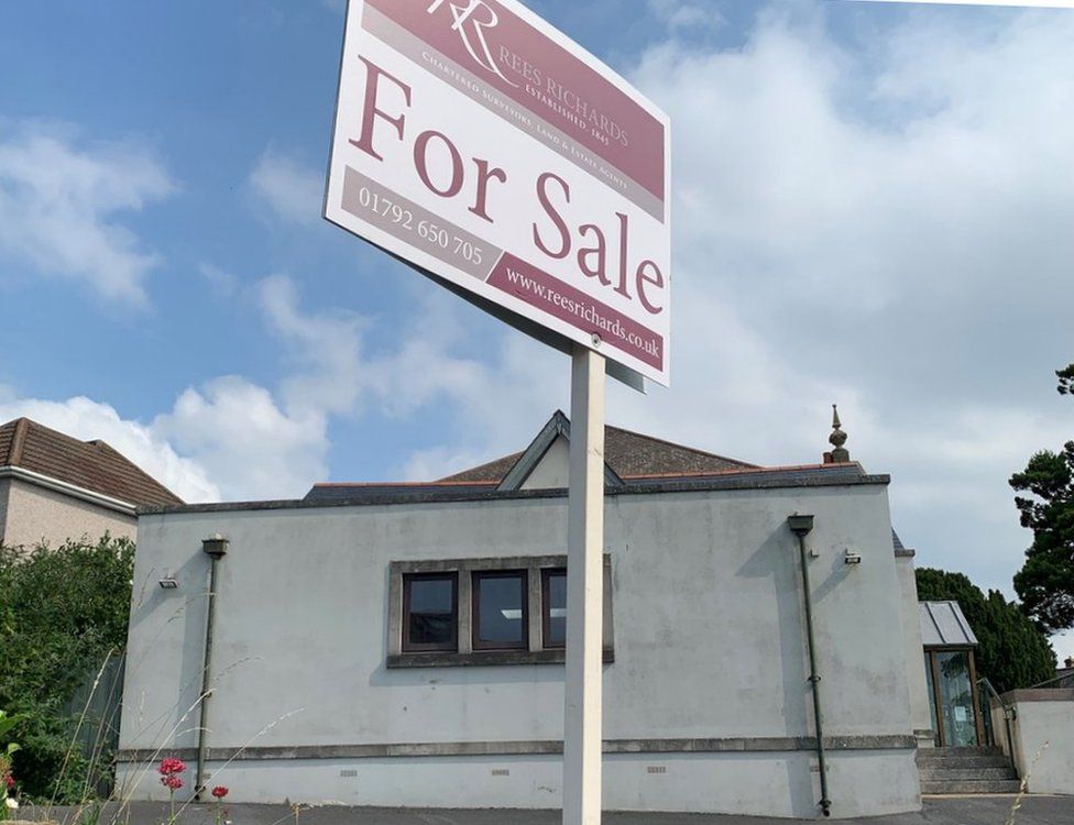 Gwerthu capel yn codi pryder dros fynediad i fynwent - BBC Cymru Fyw