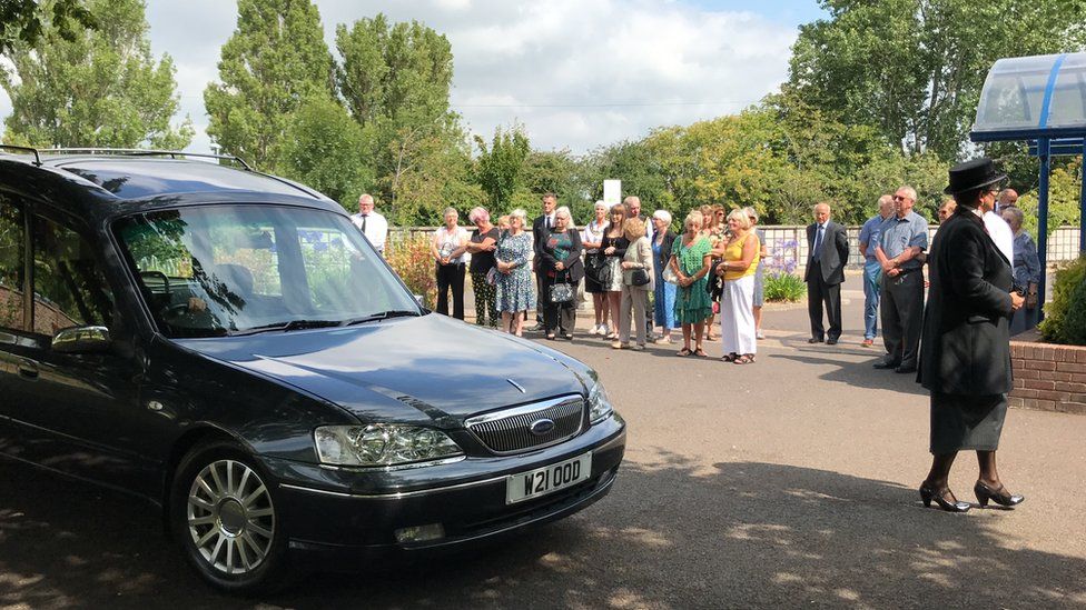 Dozens attend funeral of BBC Radio Solent listener - BBC News