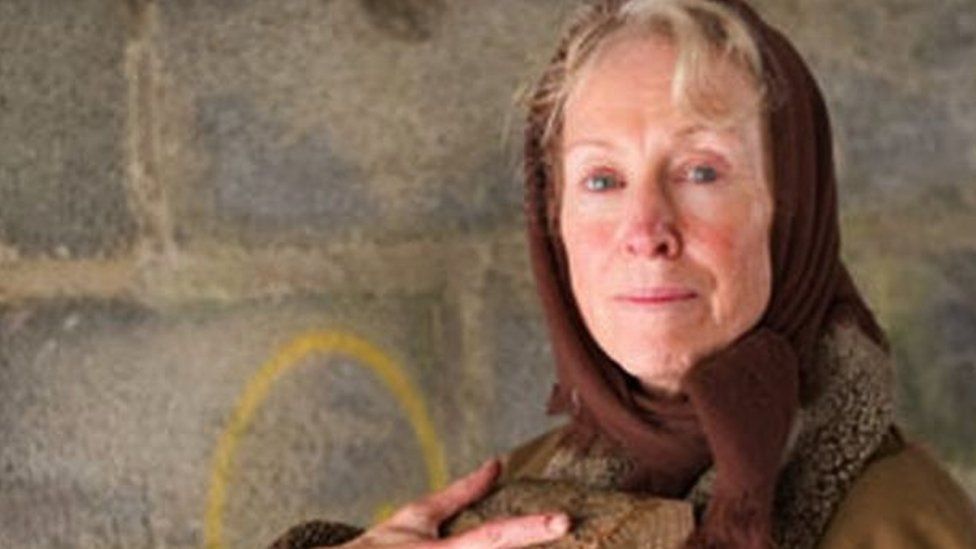 Sharon Morgan: Tri llun ym mywyd Actores a Mam - BBC Cymru Fyw