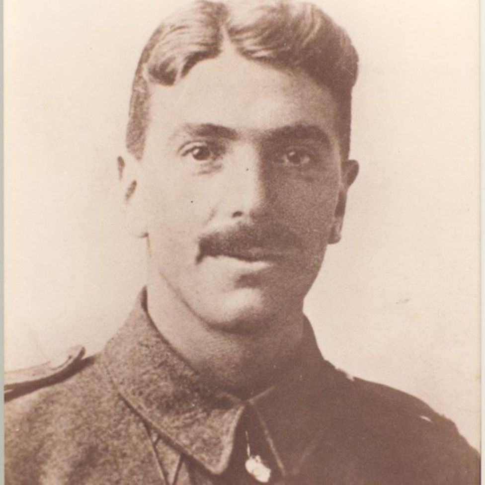 Liverpool VC hero Sgt David Jones honoured with memorial stone - BBC News