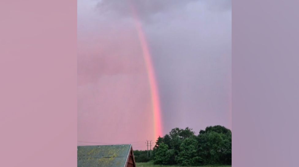 Retford: 'Beautiful' red rainbow brightens up stormy skies - BBC News