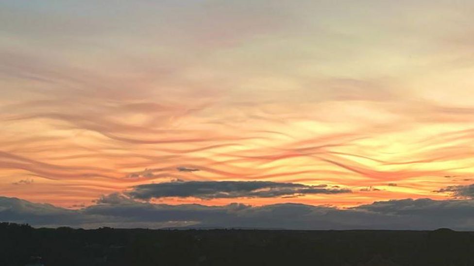 Smoke from huge wildfires seen in night skies over Scotland - BBC News
