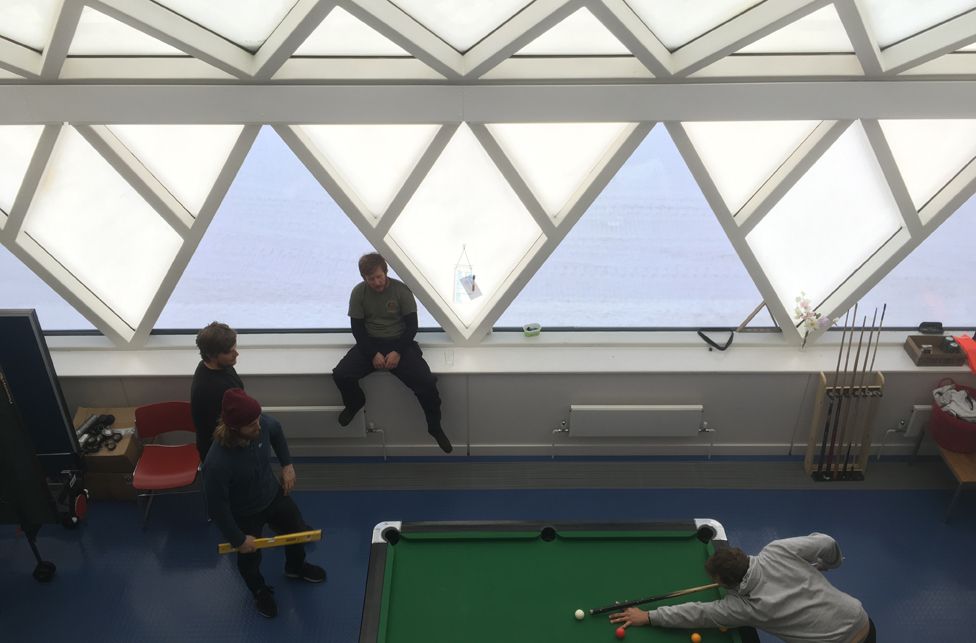 Halley VI: Dropping in on the British Antarctic Survey - BBC News