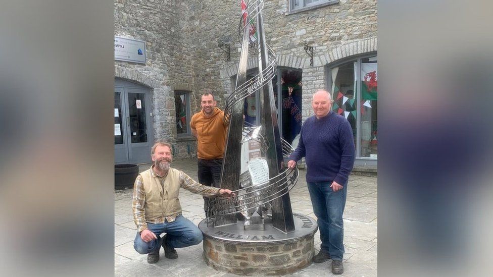 Dadorchuddio cerflun yn Llanymddyfri i ddathlu Williams Pantycelyn ...