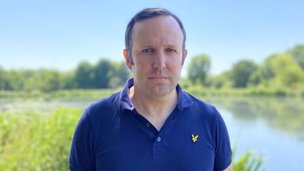 Ymchwiliad Covid y DU: 'Poen ychwanegol i deuluoedd mewn profedigaeth' - BBC Cymru Fyw