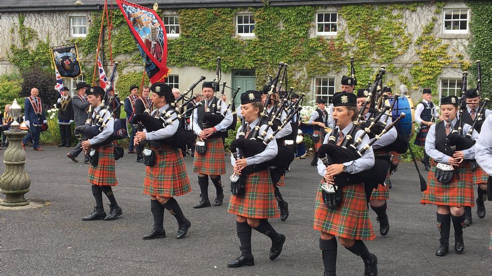 Scarva: Thousands attend 'Sham Fight' - BBC News