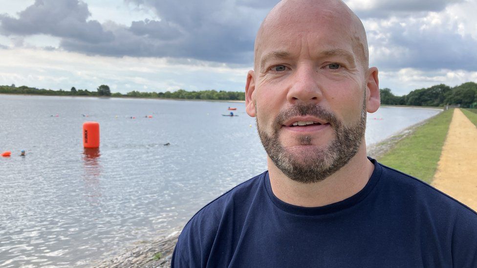 Paraseit yn gohirio ailagor cronfa ddŵr i nofwyr - BBC Cymru Fyw