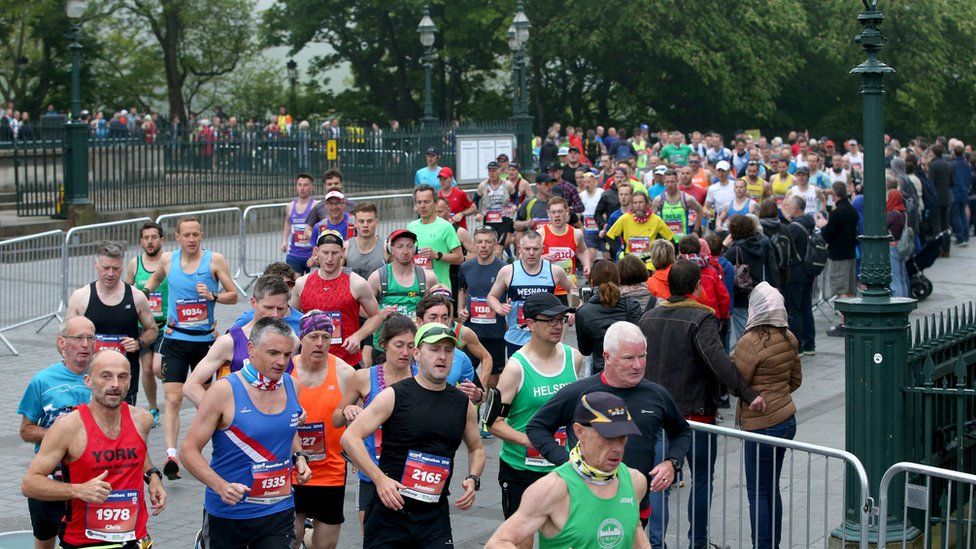 Outlander star Sam joins Edinburgh Marathon runners - BBC News