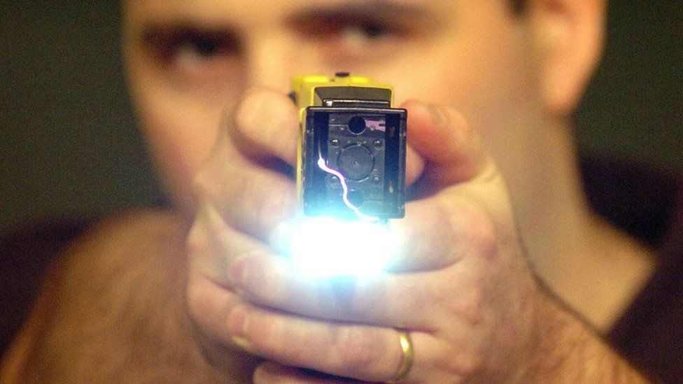 Plismyn Heddlu'r Gogledd eisiau cario gynnau Taser - BBC Cymru Fyw