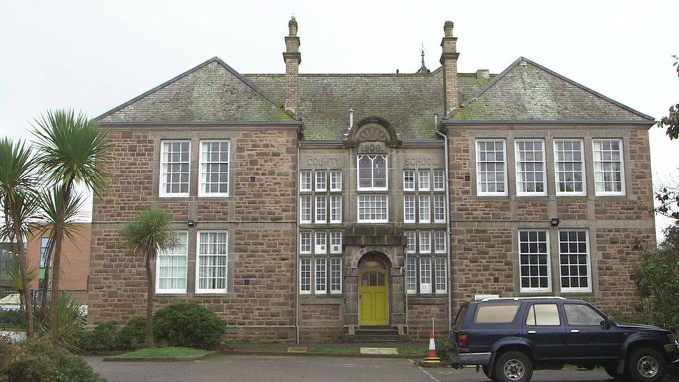 Camborne Academy gifted pupils plan criticised - BBC News