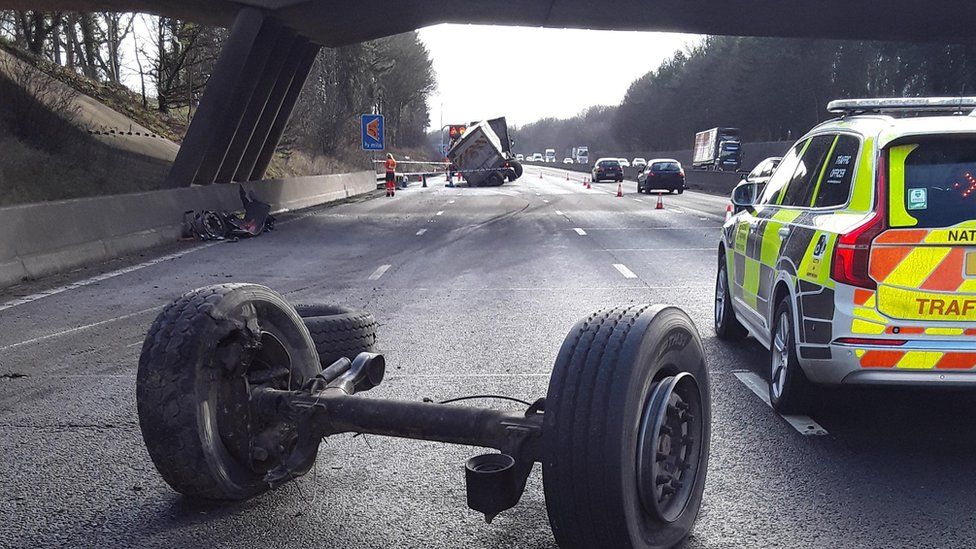 M6 closes between Stafford and Cannock after lorry crash - BBC News