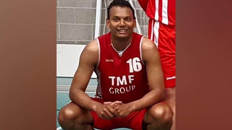 Basketballer Guillaume Hoareau dies after mid-game collapse - BBC News
