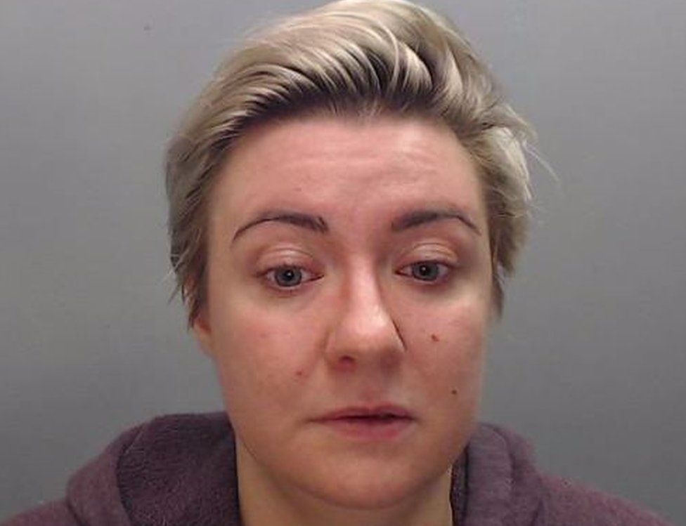 Warrington carer stole £16,000 from dementia patient - BBC News