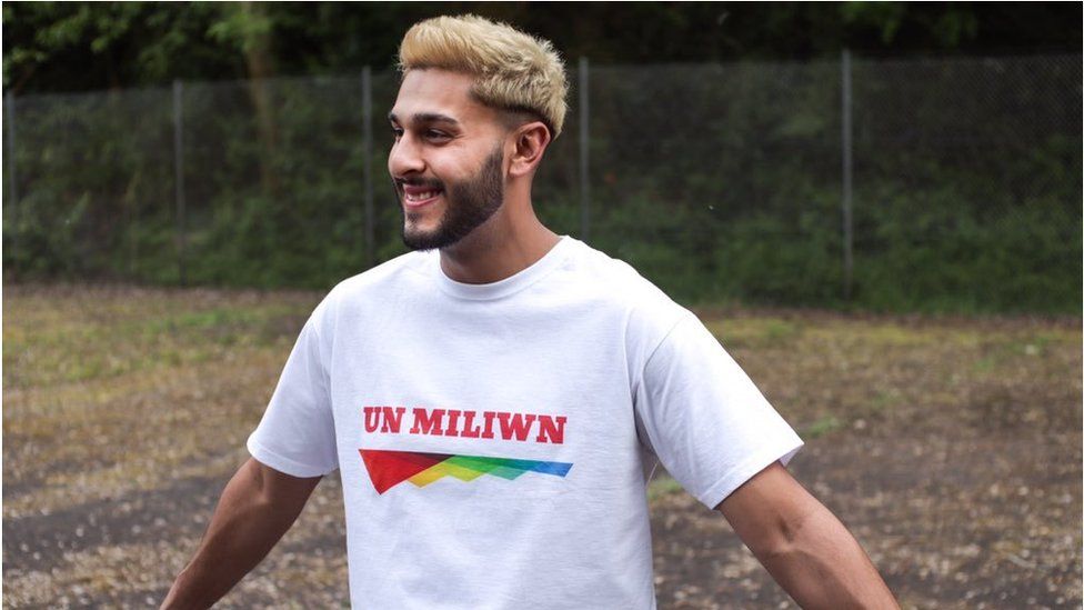 Angen 'sgwrs genedlaethol' am hiliaeth a sut i'w daclo - BBC Cymru Fyw