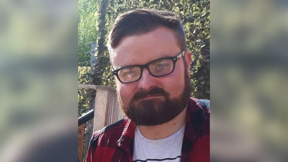 Armagh man Patrick Fearon 'died a hero' in Lagan incident - BBC News