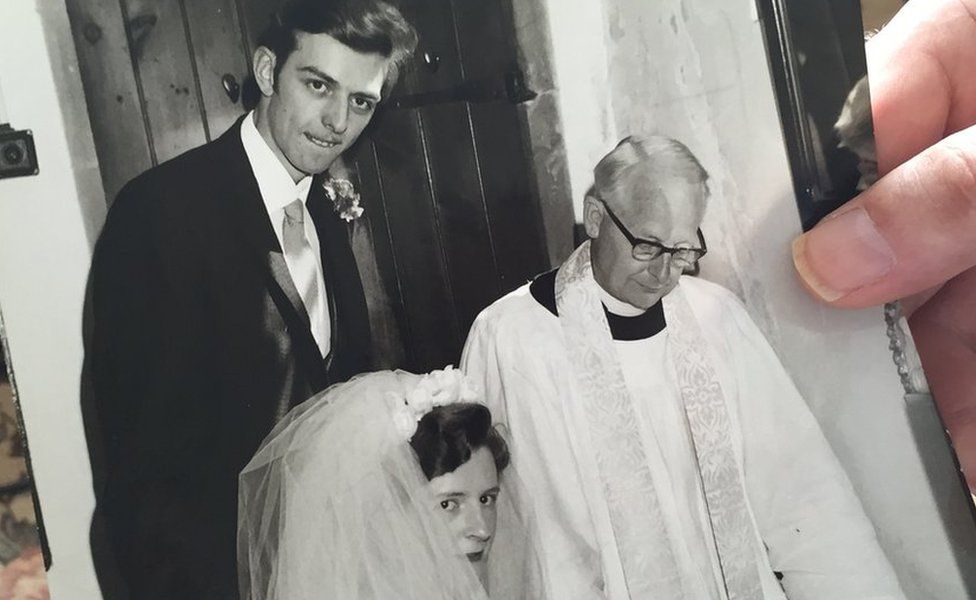 Couple unaware of 1966 World Cup final on wedding day - BBC News