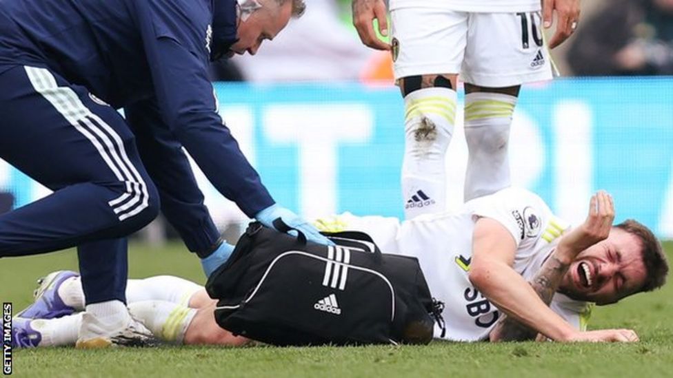 Leeds United: Stuart Dallas to have surgery on broken leg - BBC Sport