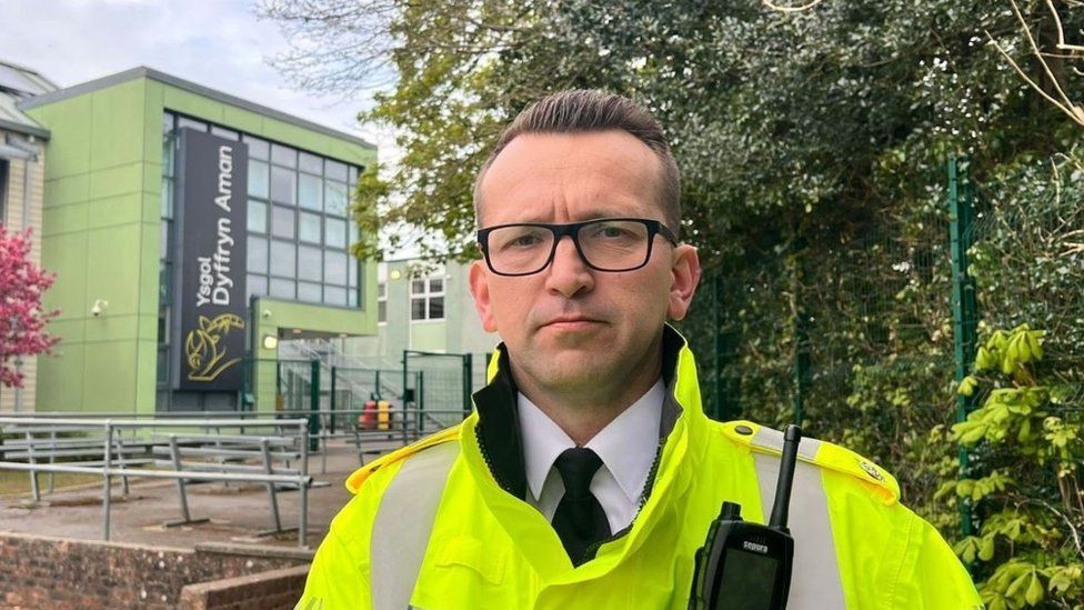 Trywanu Rhydaman: 'Angen gwneud rhywbeth o ddifri' - BBC Cymru Fyw