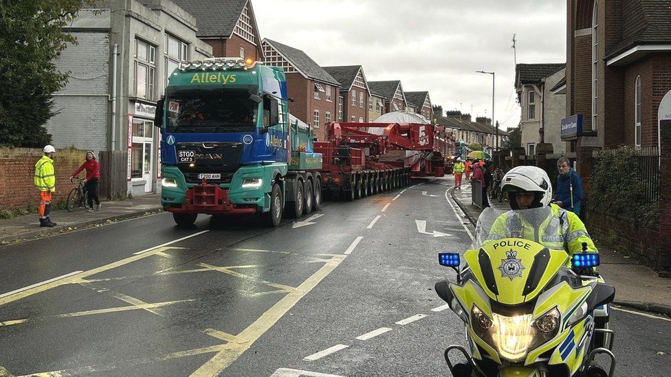 Ipswich sees second abnormal load pass through town - BBC News