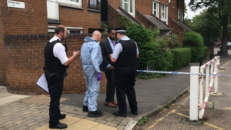 Islington shooting: Man in 20s shot dead - BBC News