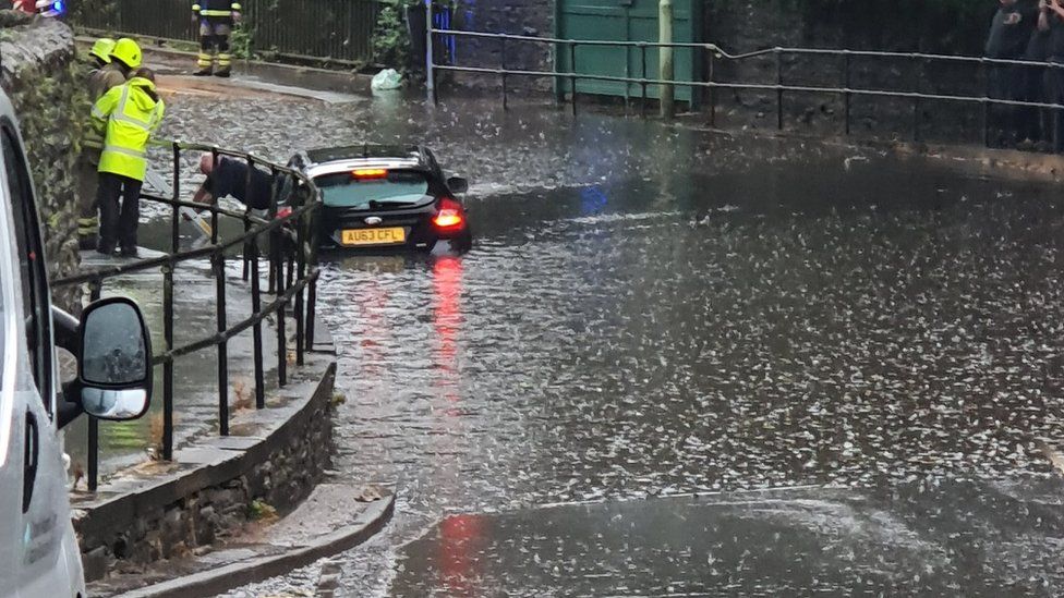 Heavy rain and high tides in Wales prompts flooding concern - BBC News