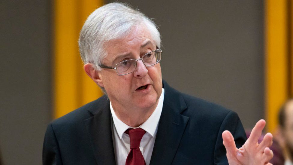 Mark Drakeford yn condemnio'r ymosodiadau ar Israel - BBC Cymru Fyw