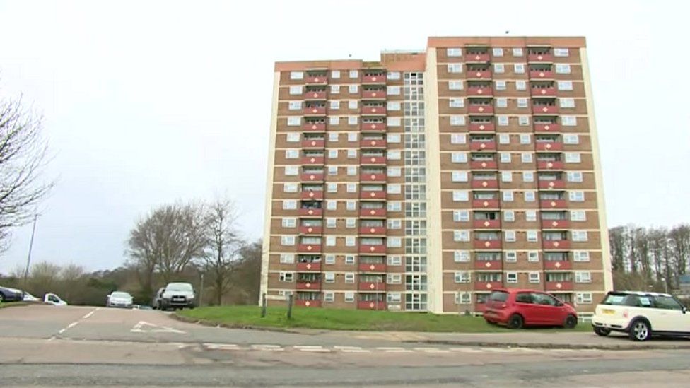 Teenage boys held over Luton flat fire after three hurt - BBC News