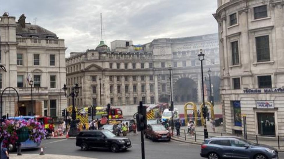Pub basement fire sends smoke across Trafalgar Square - BBC News