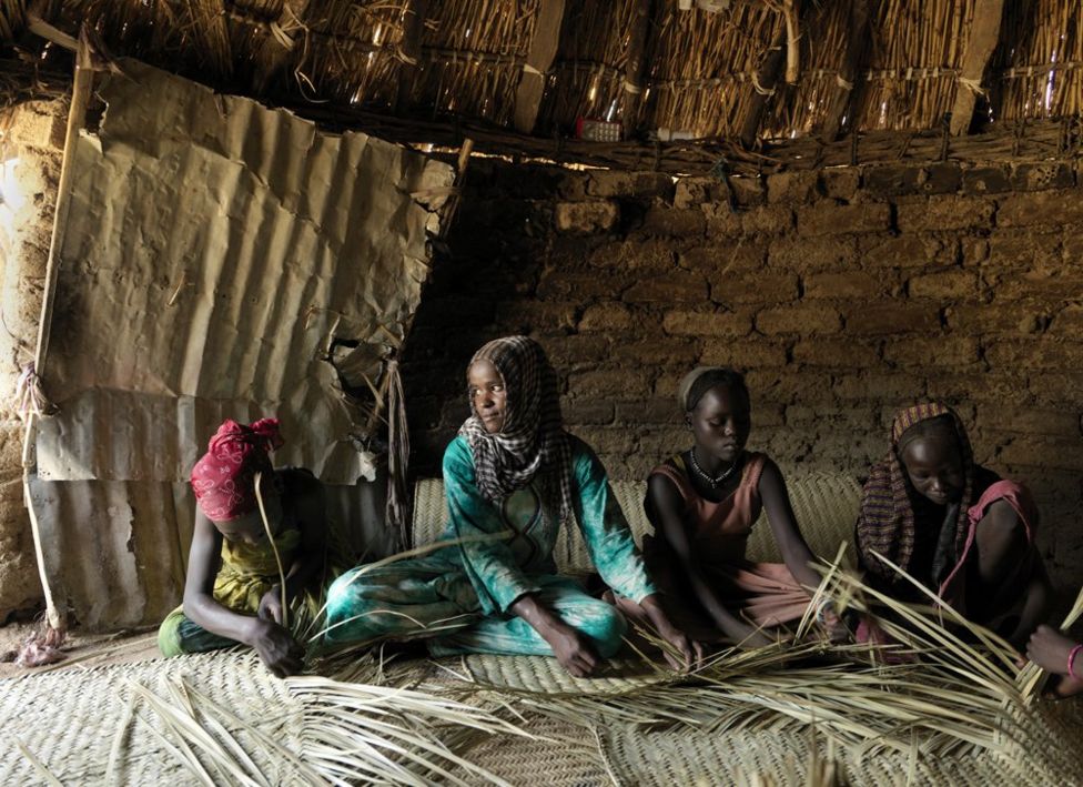 In pictures: A young girl's life in Chad - BBC News
