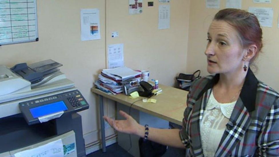 Glyncoch estate's efforts to tackle poverty - BBC News