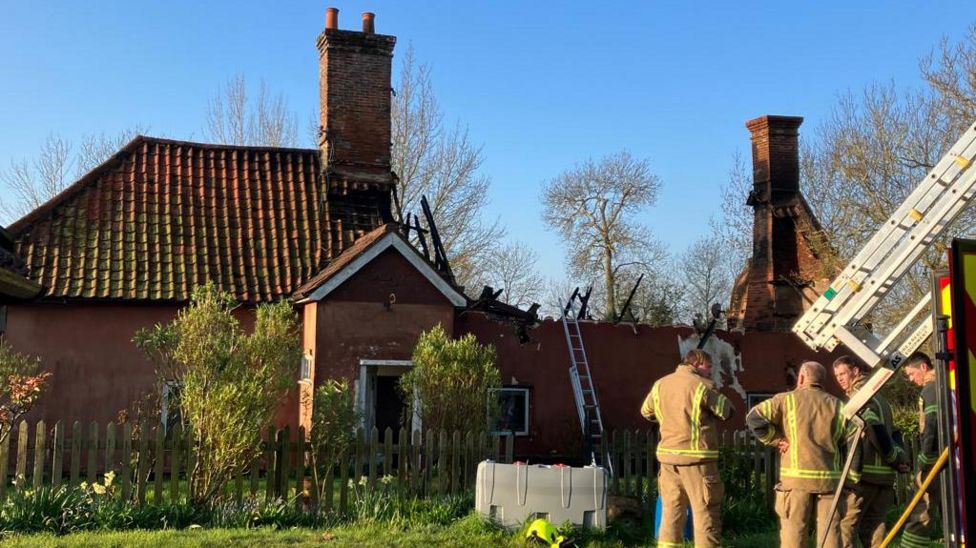 Fire at Saxmundham farmhouse causes roof collapse - BBC News
