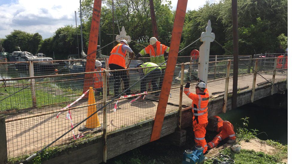 Lydney Harbour swing bridge restoration under way - BBC News